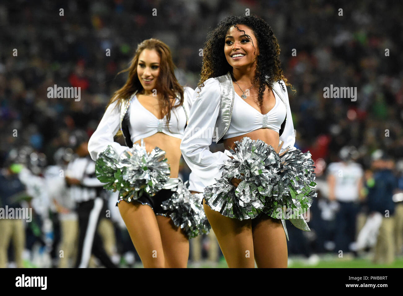 Oakland raiders cheerleaders hi-res stock photography and images - Alamy