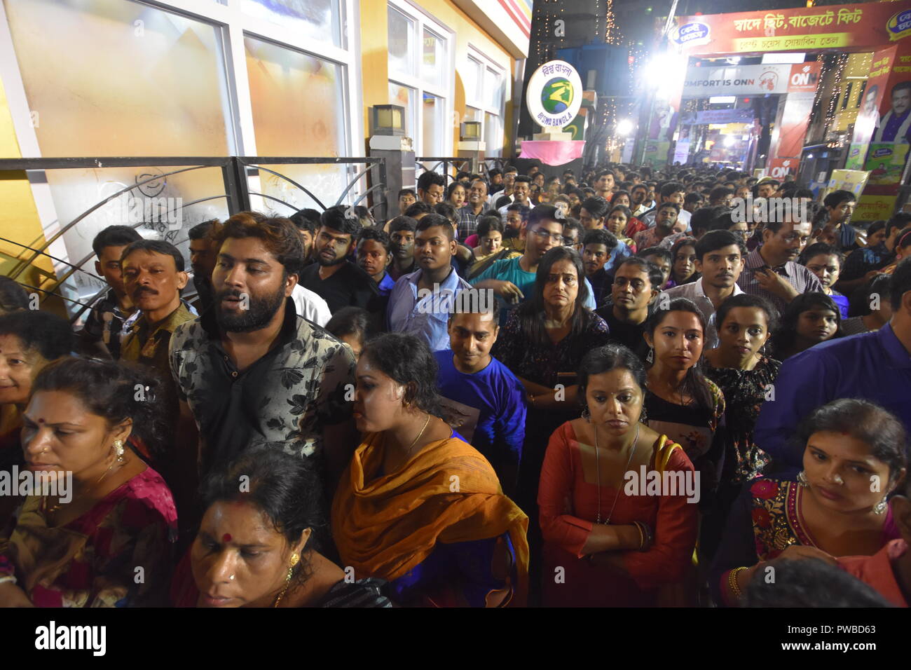 Kolkata, India. 15th October, 2018. Visitors entering at the Community ...