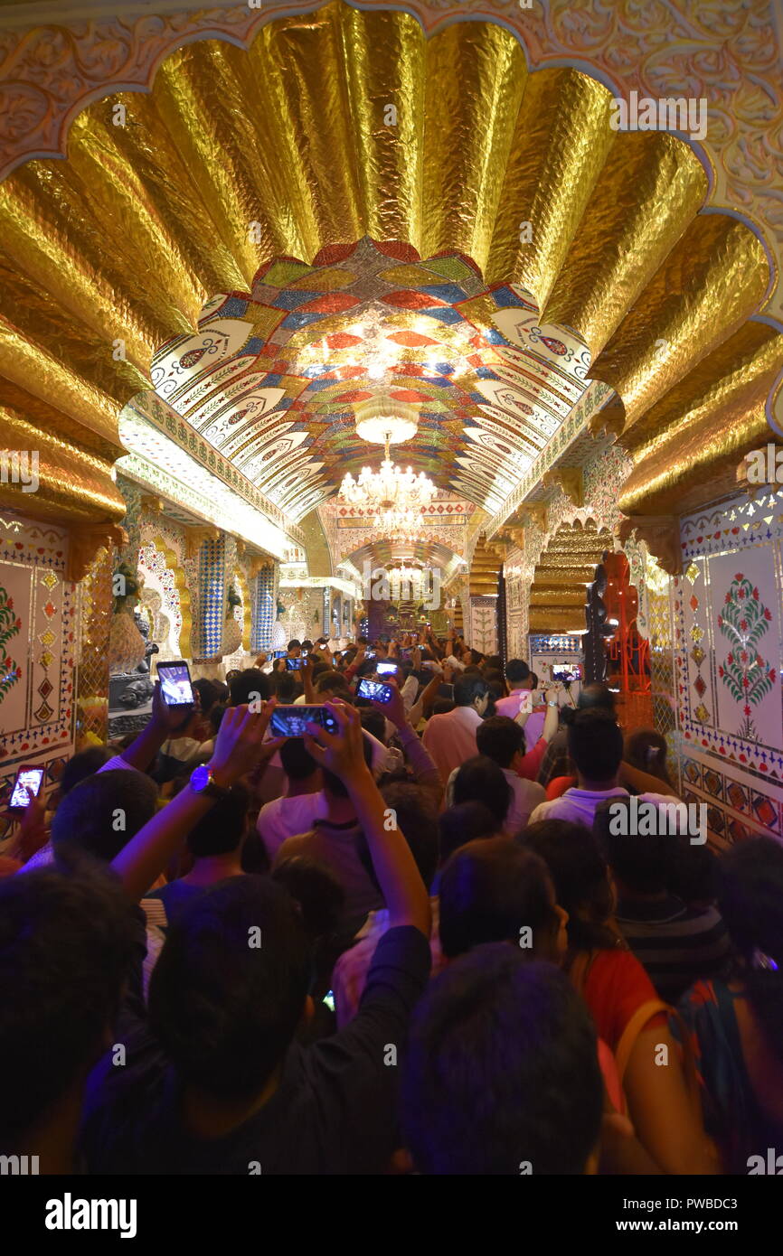 Kolkata, India. 15th October, 2018. Community Durga Puja Pandal ...