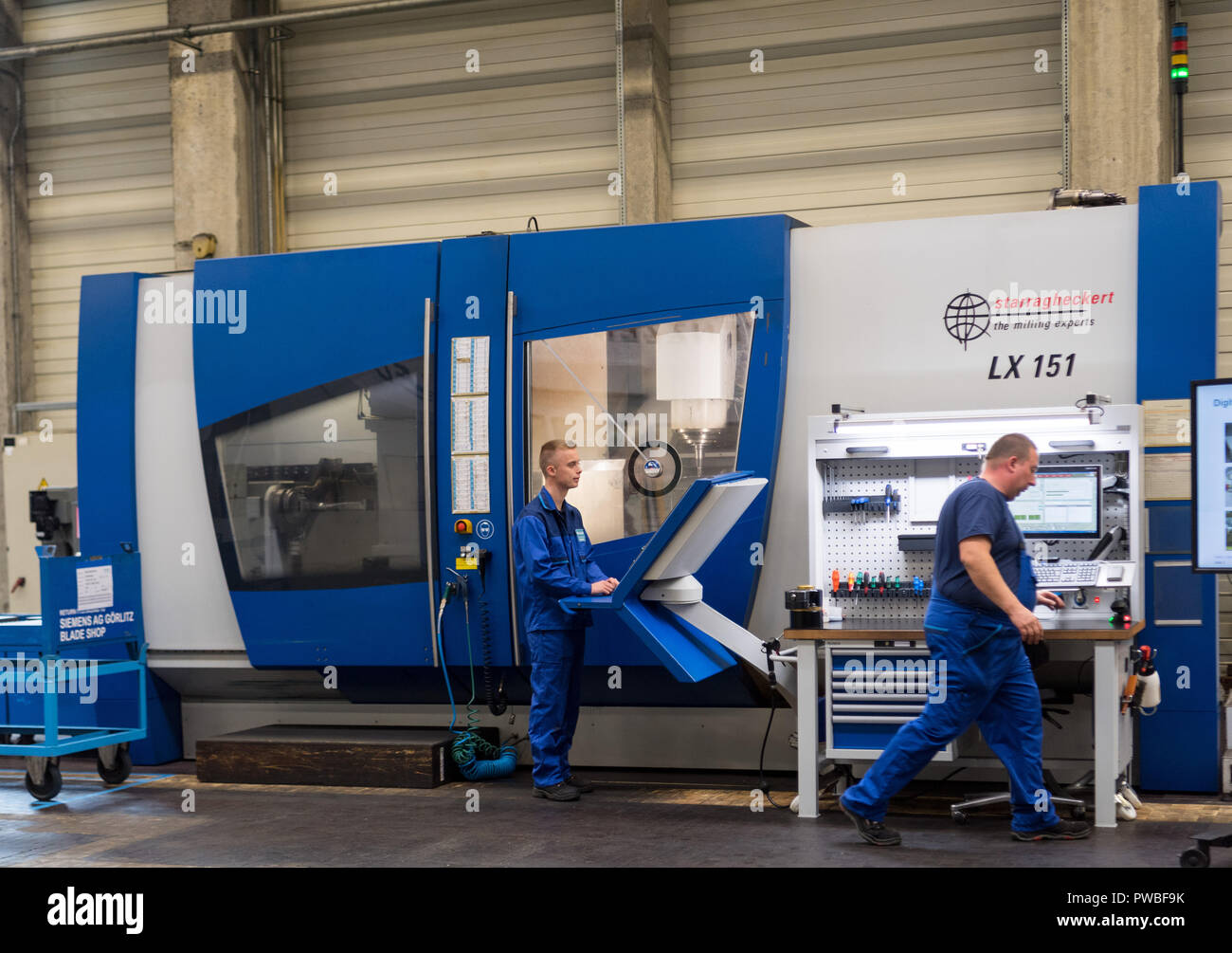 Goerlitz, Saxony. 15th Oct, 2018. Employee Nico Lachmann (l) operates a ...
