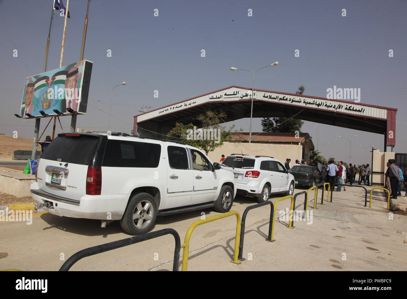 Jabir, Jordan. 15th Oct, 2018. Cars drive through the Nassib Border ...