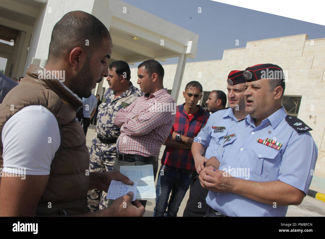 Jabir, Jordan. 15th Oct, 2018. A Jordanian policeman speaks with a ...
