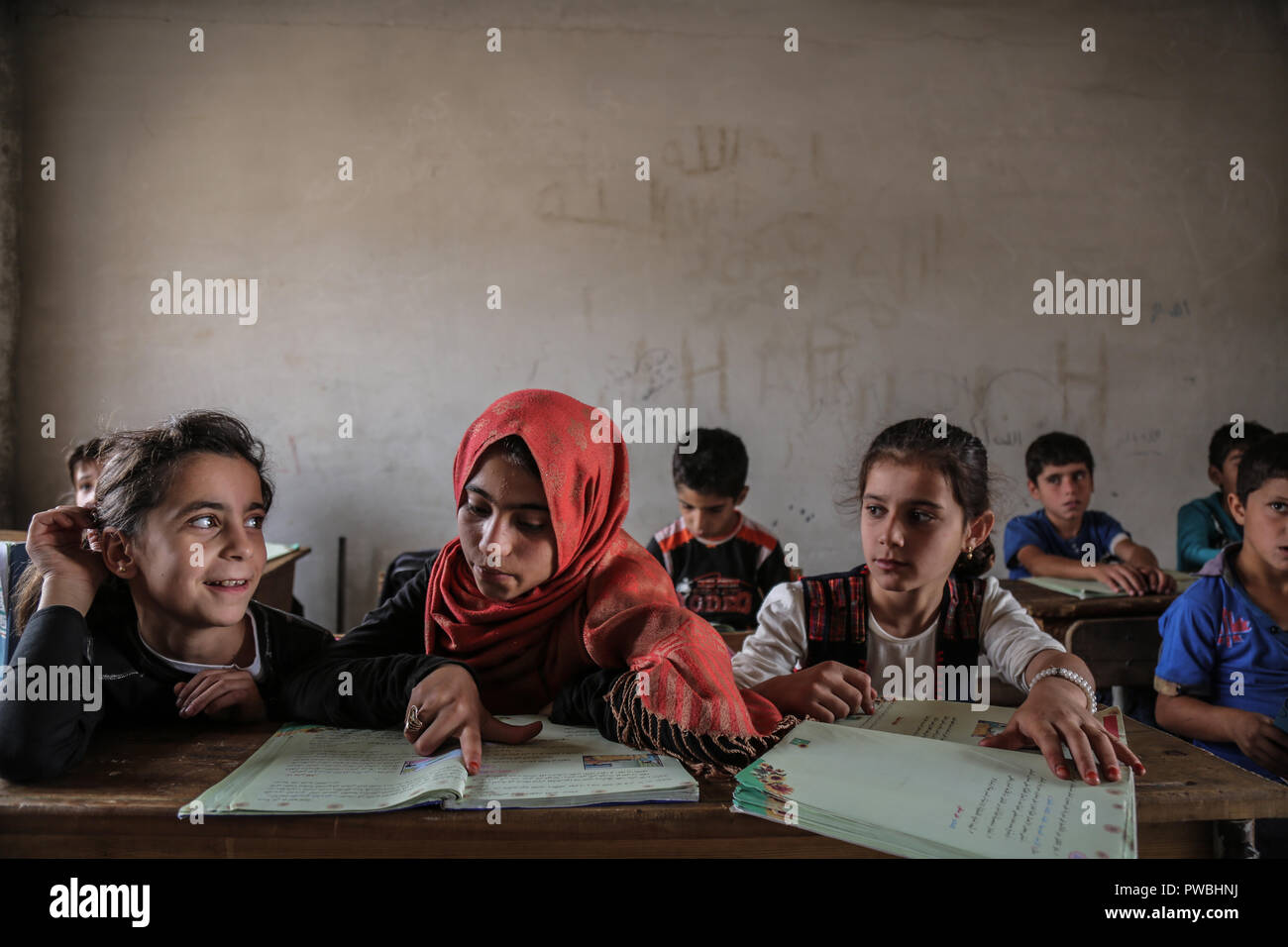 Tur Laha, Syria. 15th Oct, 2018. Syrian schoolchildren sit inside a ...