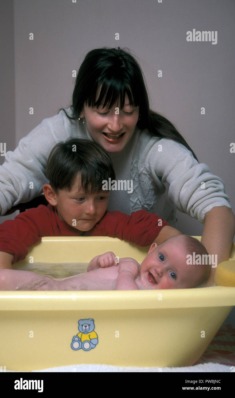 Baby bathtub mother hi-res stock photography and images - Alamy