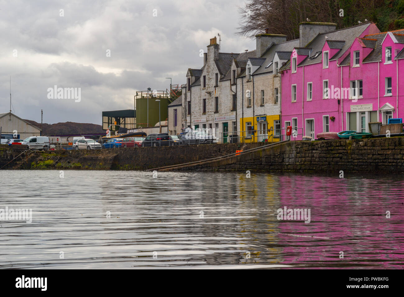 Colourful Houses at the old Harbor of Portree, Isle of Skye, Scotland ...