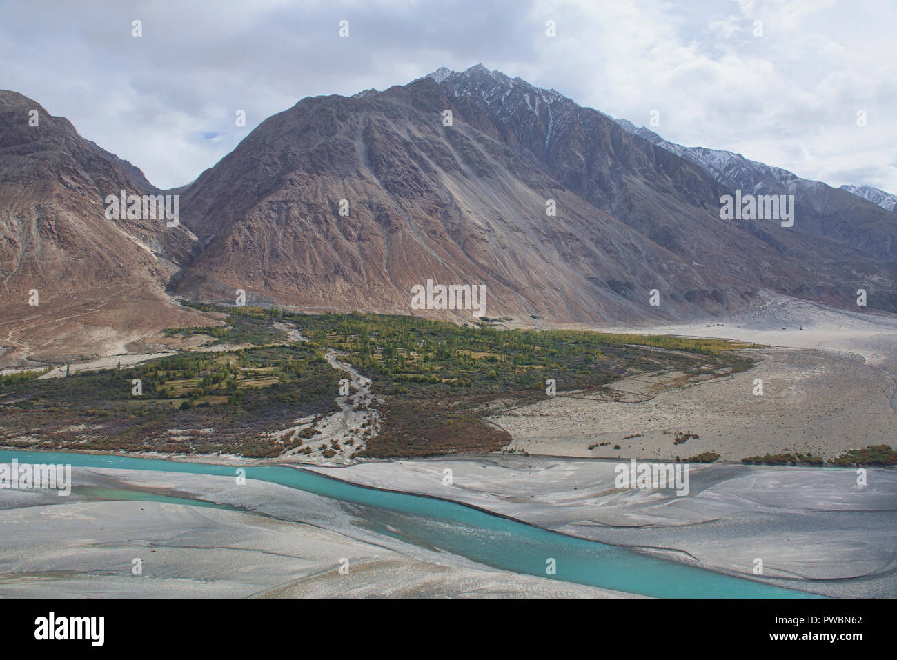 The beautiful Shyok River and Karakoram Range, Nubra Valley, Ladakh ...