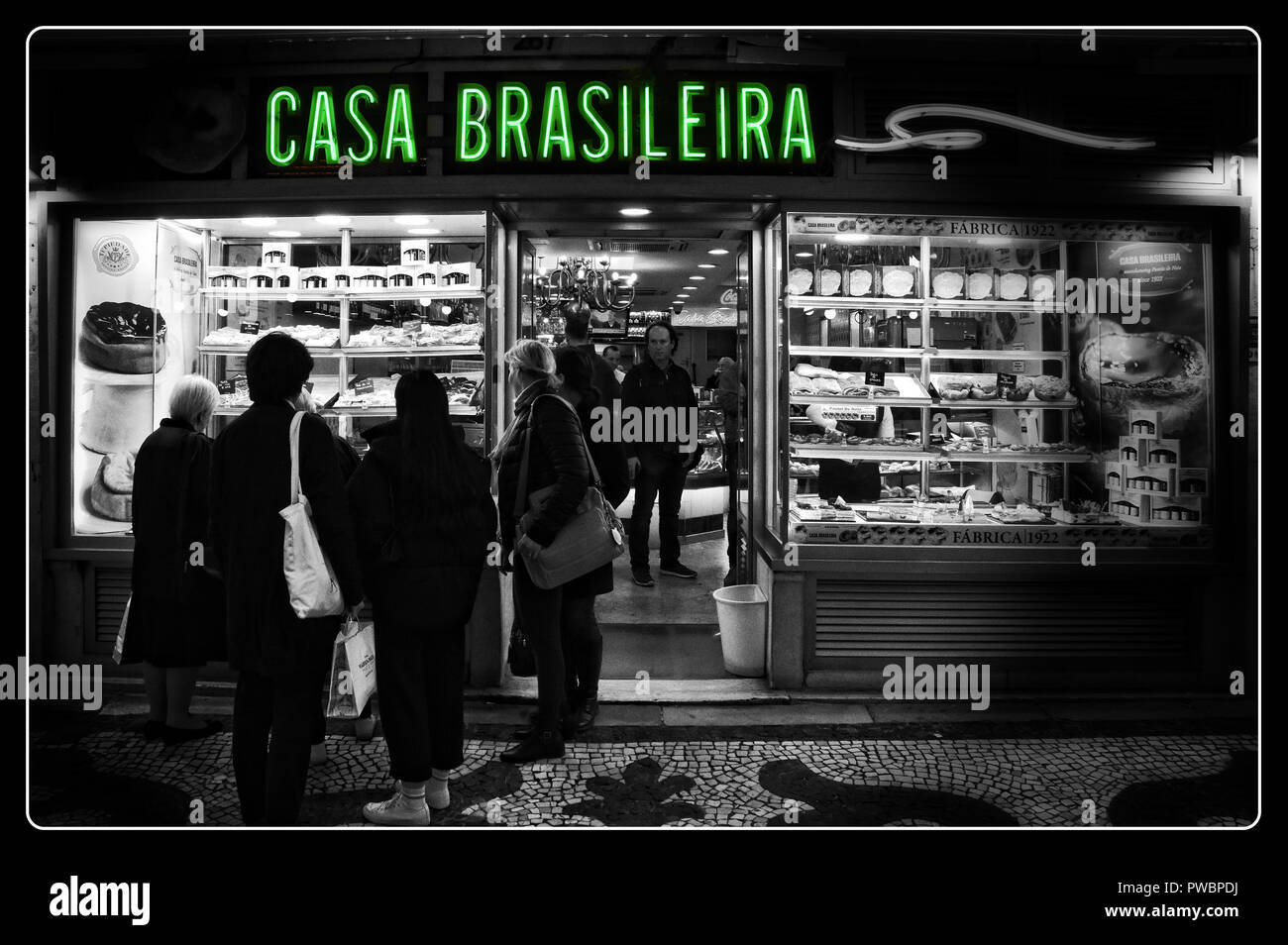 Shop window with pastries and sweets hi-res stock photography and ...