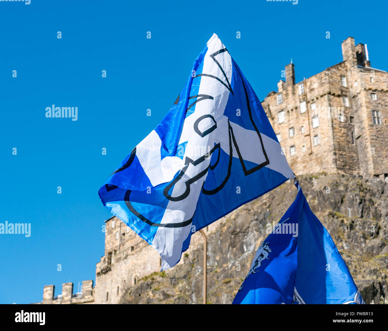 Scottish flag edinburgh castle hi-res stock photography and images - Alamy