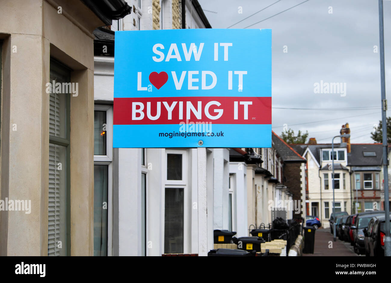 Property sale signs terrace hi-res stock photography and images - Alamy
