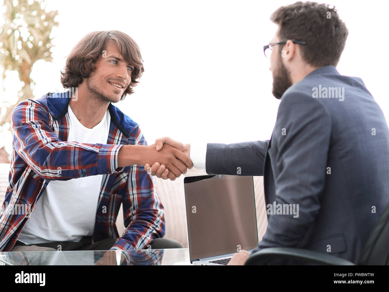Manager shakes hands client hi-res stock photography and images - Alamy