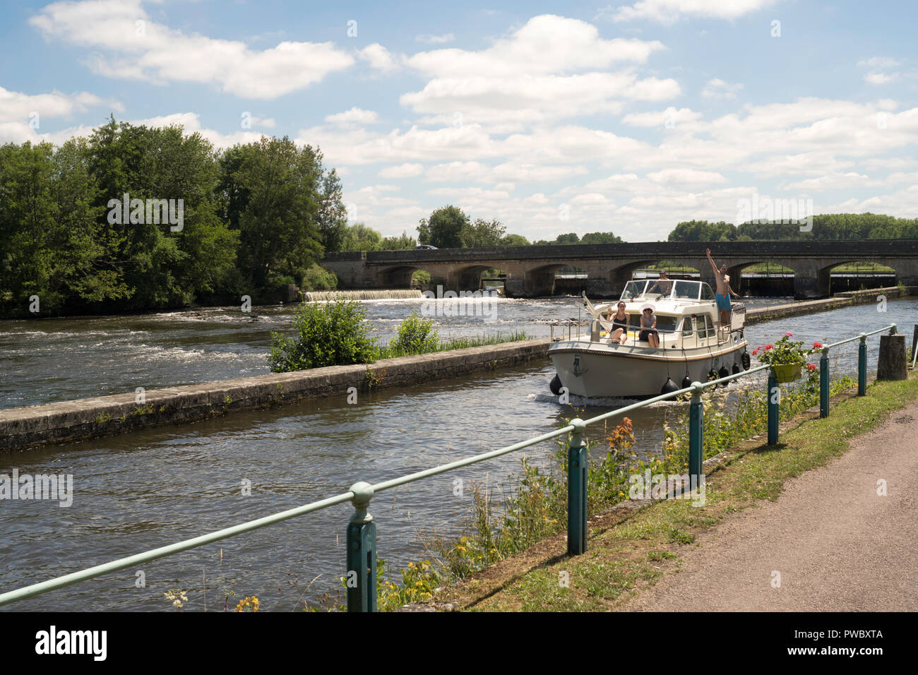 Canal du nivernais bourgogne hi-res stock photography and images - Alamy