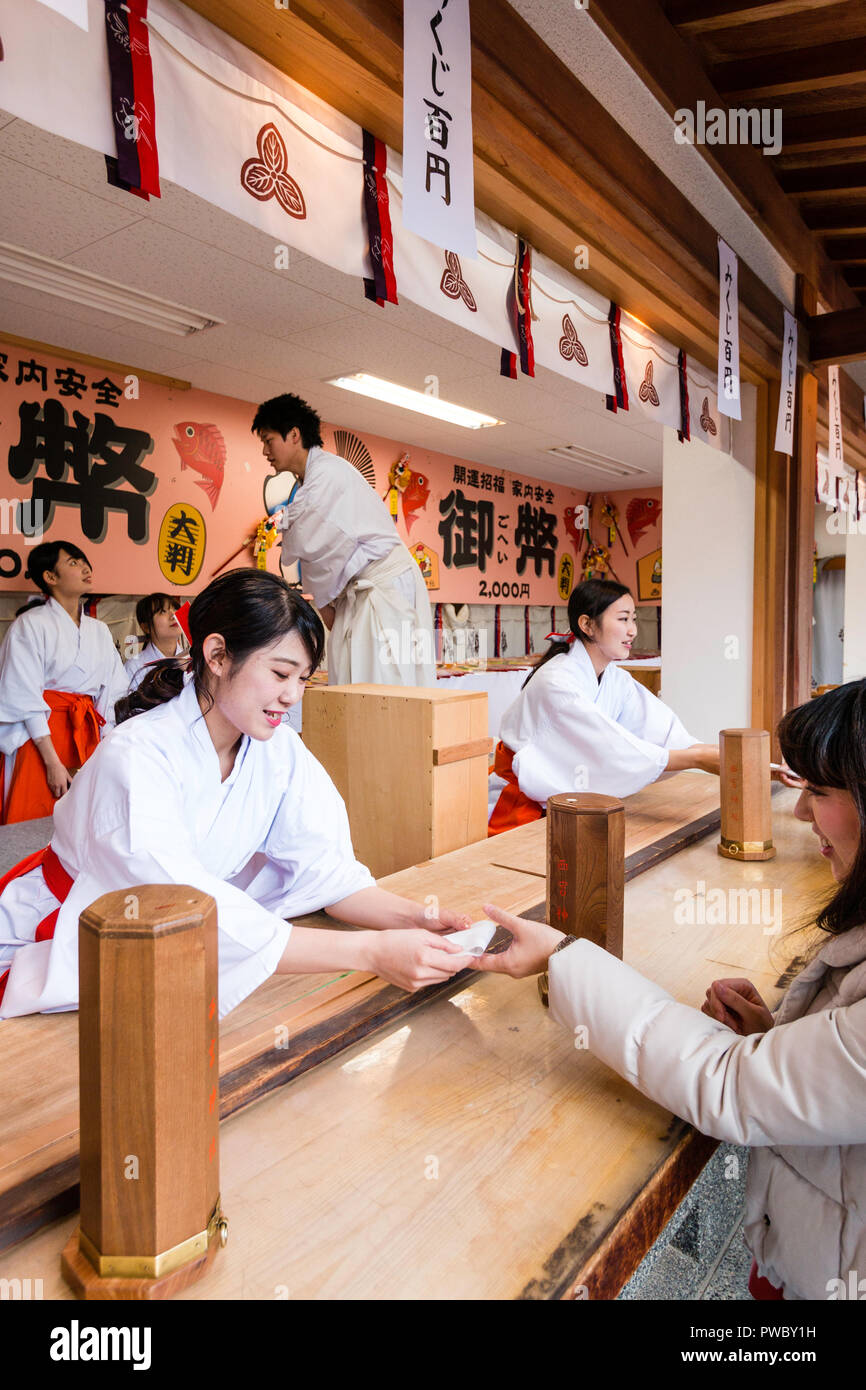 Handing paper hi-res stock photography and images - Alamy