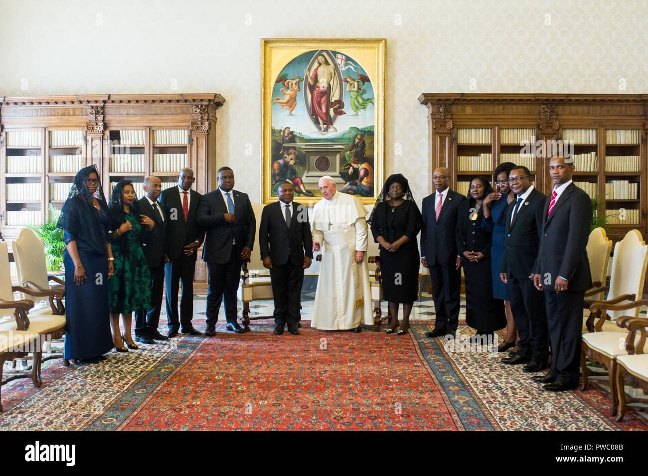 Pope Francis poses with Mozambique president Filipe Nyusi, his wife ...