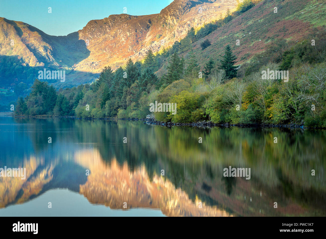 Sunrise on the Carneddau mountain range above Llyn Crafnant, Snowdonia ...