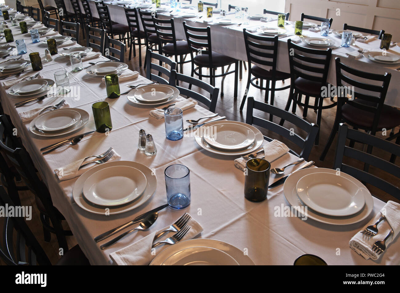 Empty banquet party hall hi-res stock photography and images - Alamy