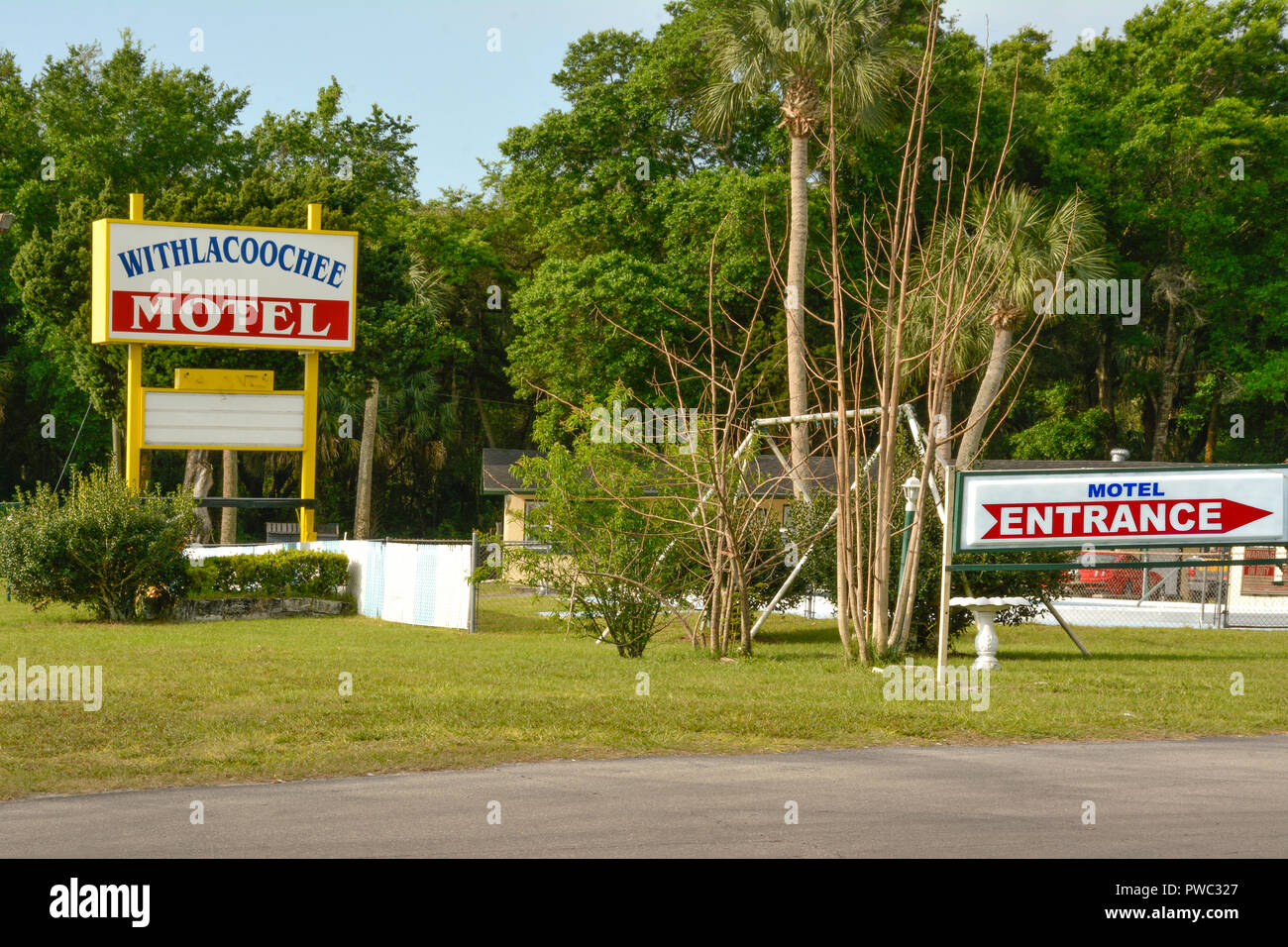 Mid-century style Withlacoochee Motel in Ingis, FL, front entrance ...