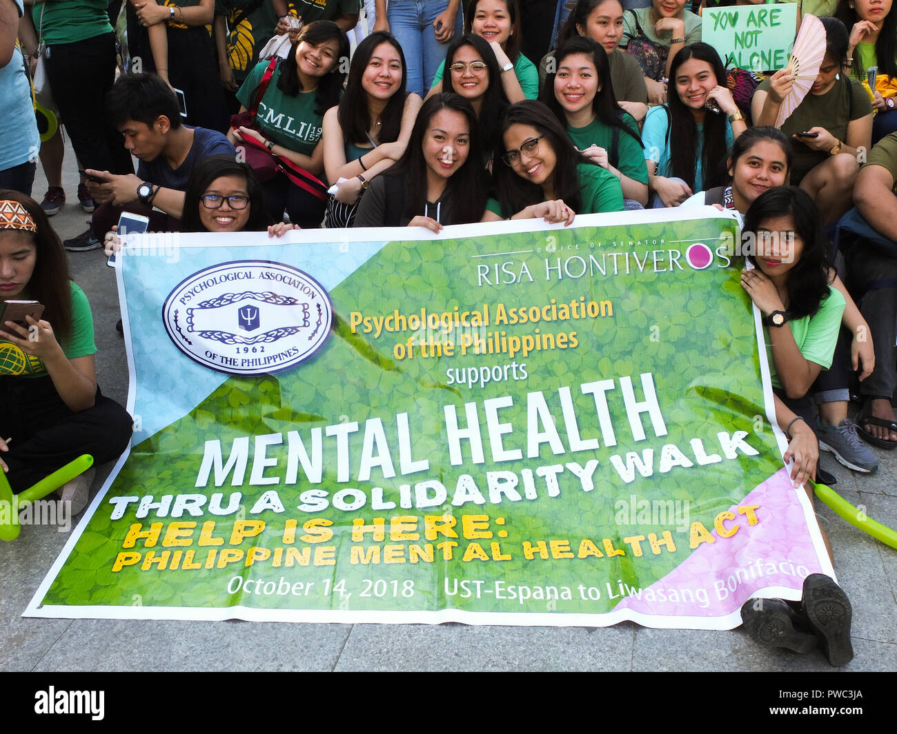 Manila, Philippines. 14th Oct, 2018. Students holding a big streamer ...