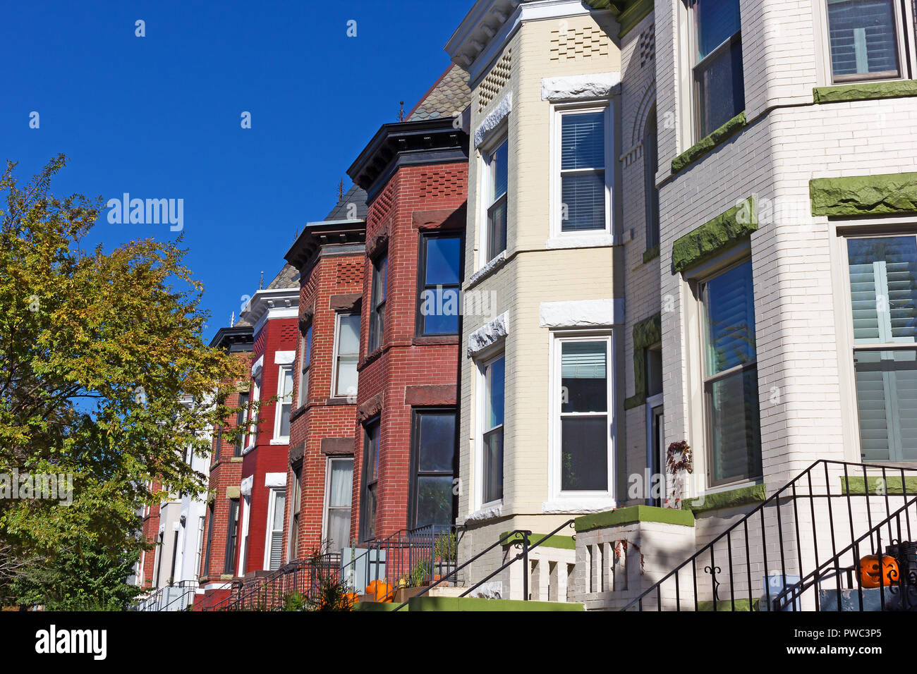 Row of suburb houses usa hi-res stock photography and images - Alamy