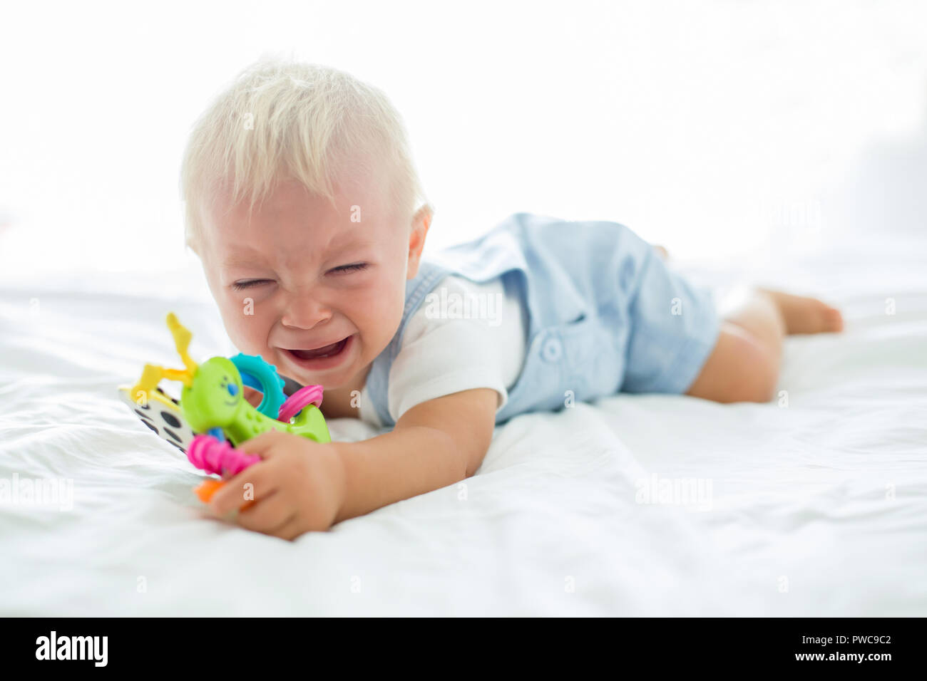 Two children one happy one sad hi-res stock photography and images - Alamy
