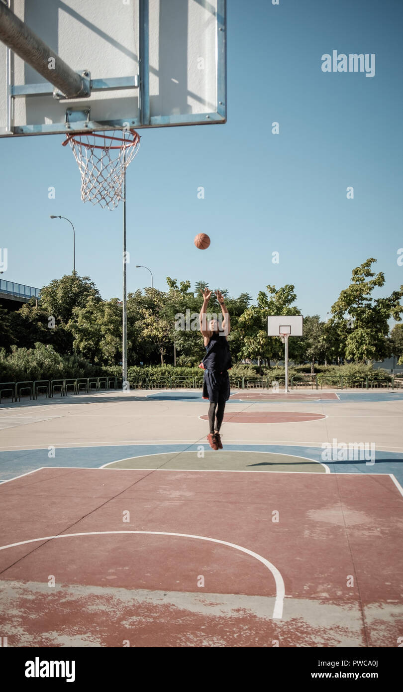 Basketball player shooting a basket hi-res stock photography and images ...
