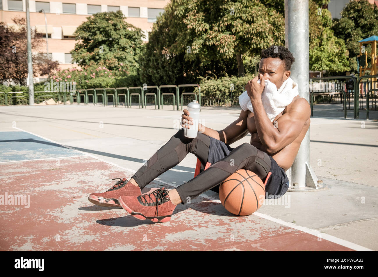Basketball player drinking water hi-res stock photography and images ...