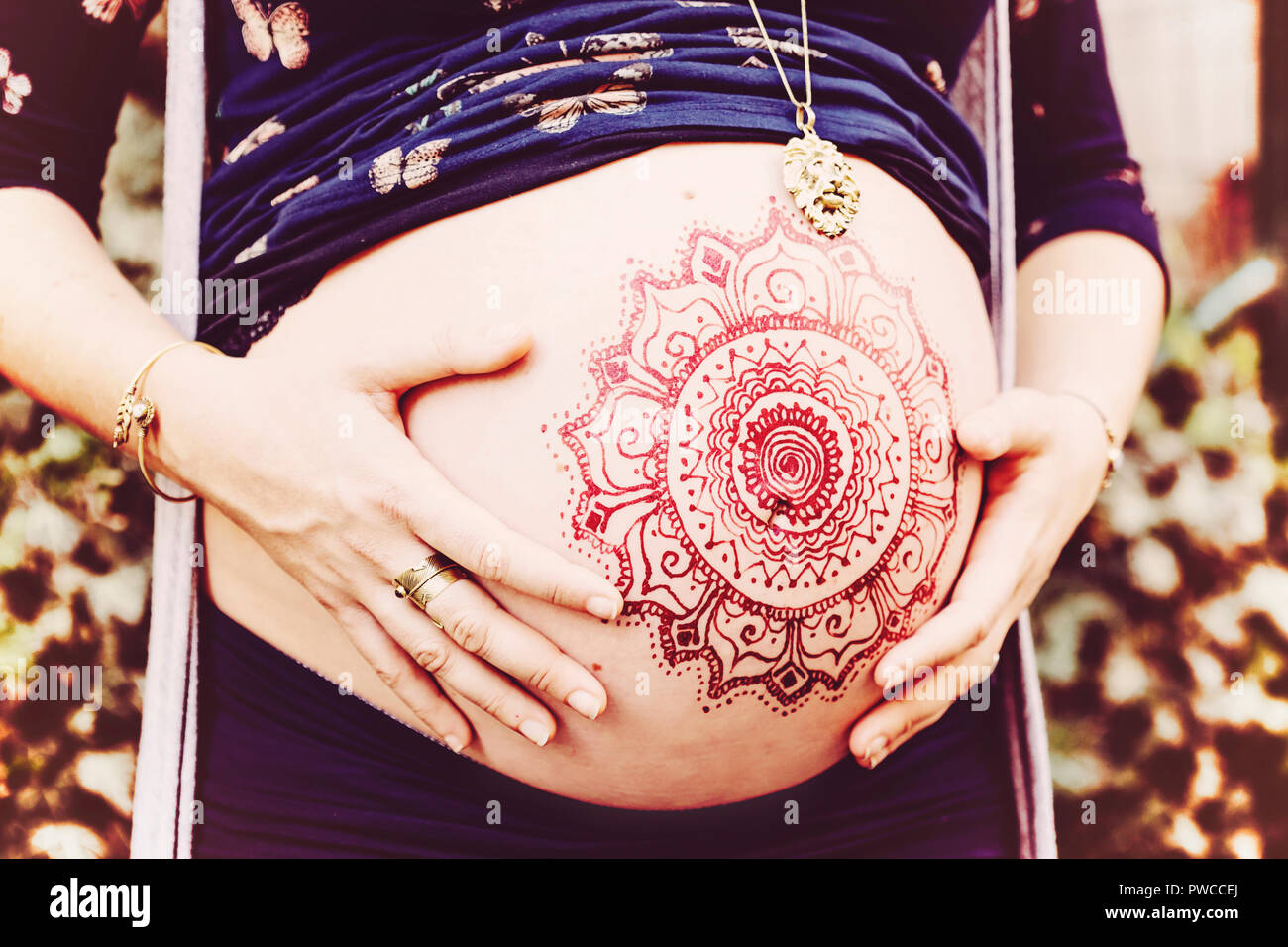 Pregnant belly with henna drawing decoration Stock Photo - Alamy
