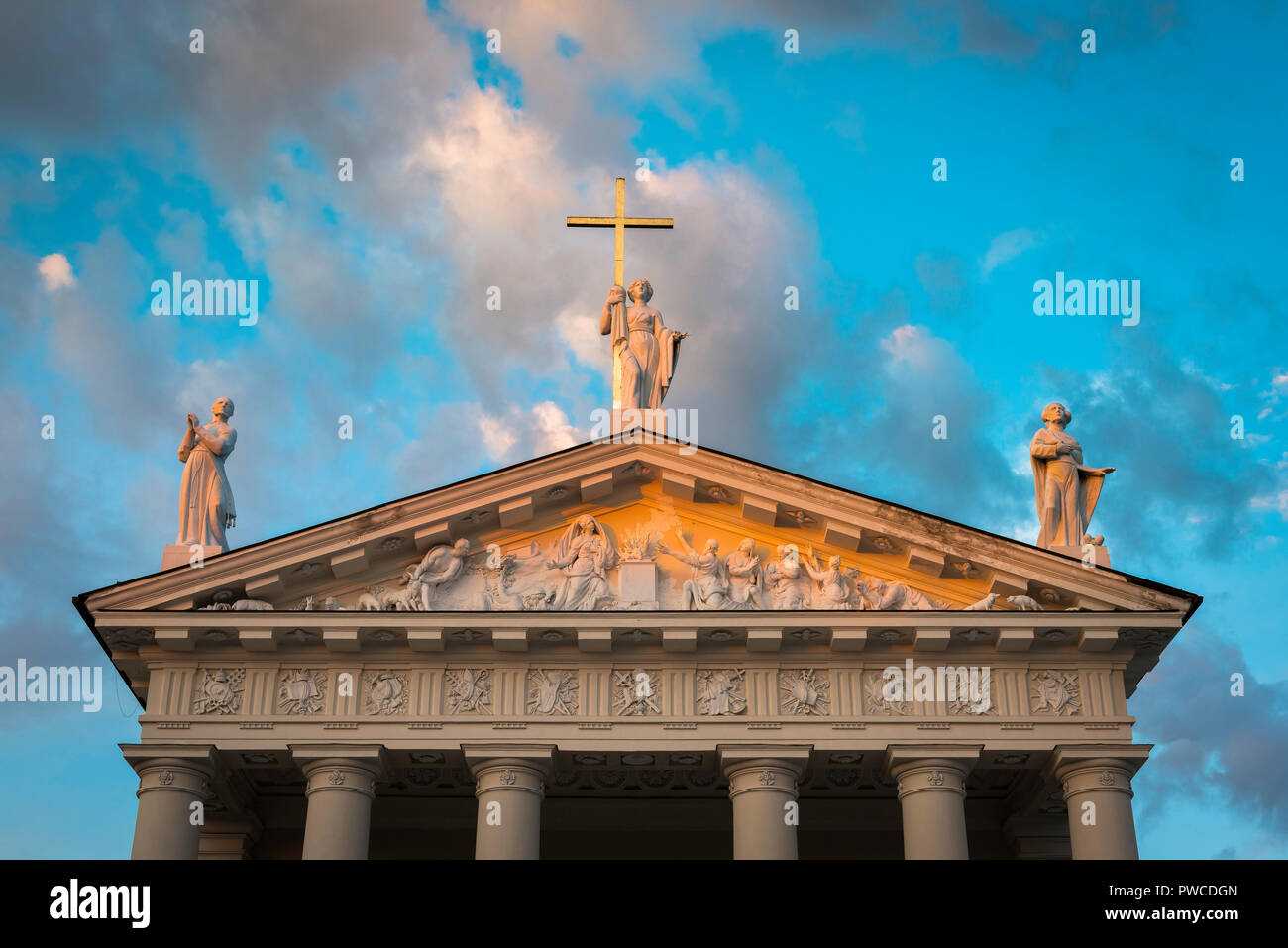 Neoclassical statues hi-res stock photography and images - Alamy