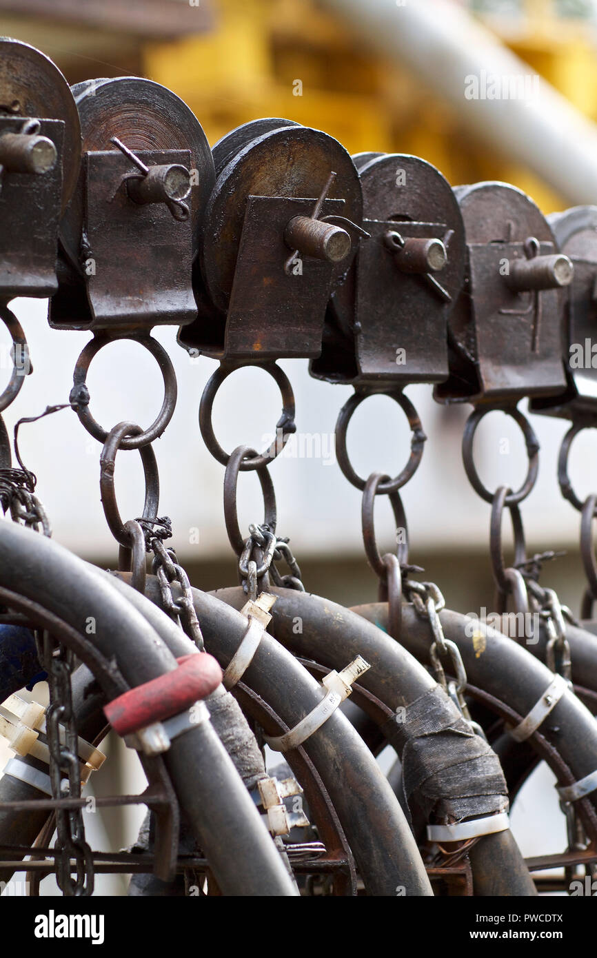 Elements of the system for transporting a current-carrying cable for a ...