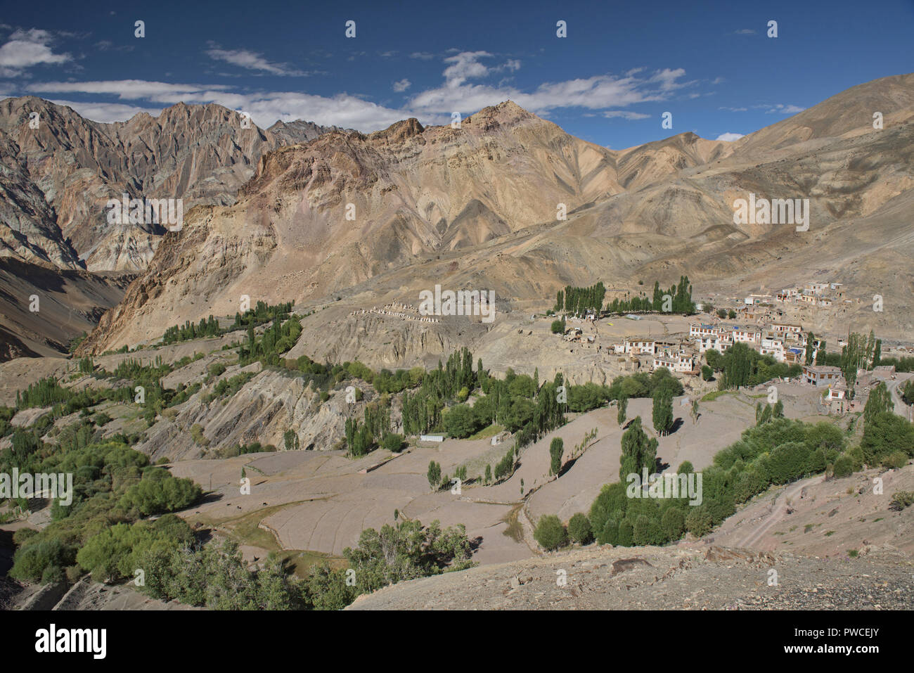 Picturesque village of Urtsi and the Ripchar Togpo Valley, Ladakh ...