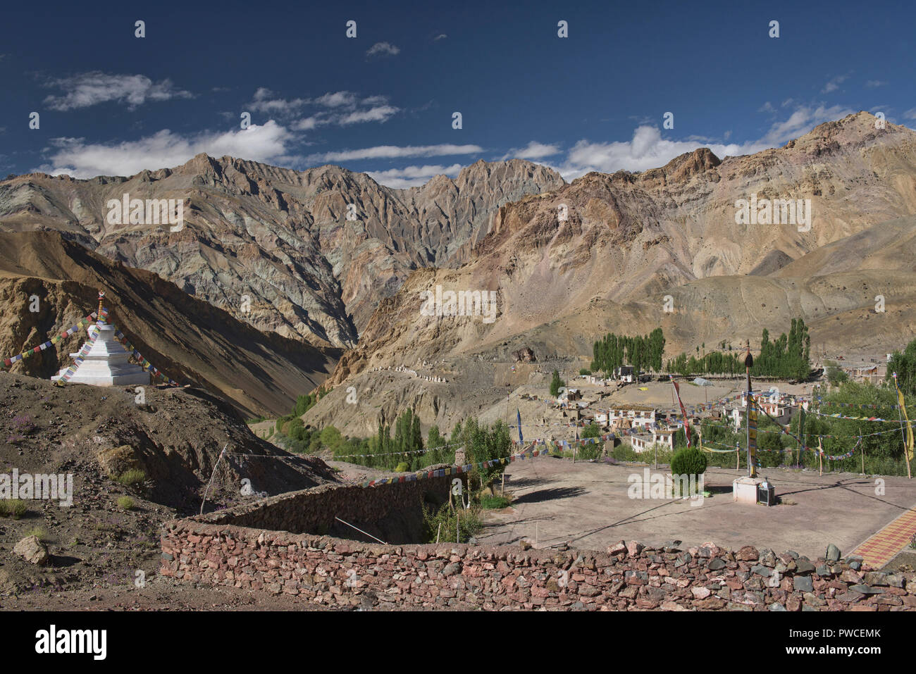 Picturesque village of Urtsi and the Ripchar Togpo Valley, Ladakh ...