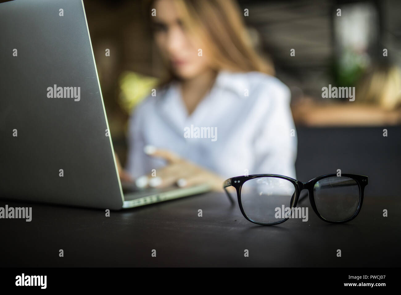 Close up woman hands using laptop for her work on sunlight background ...