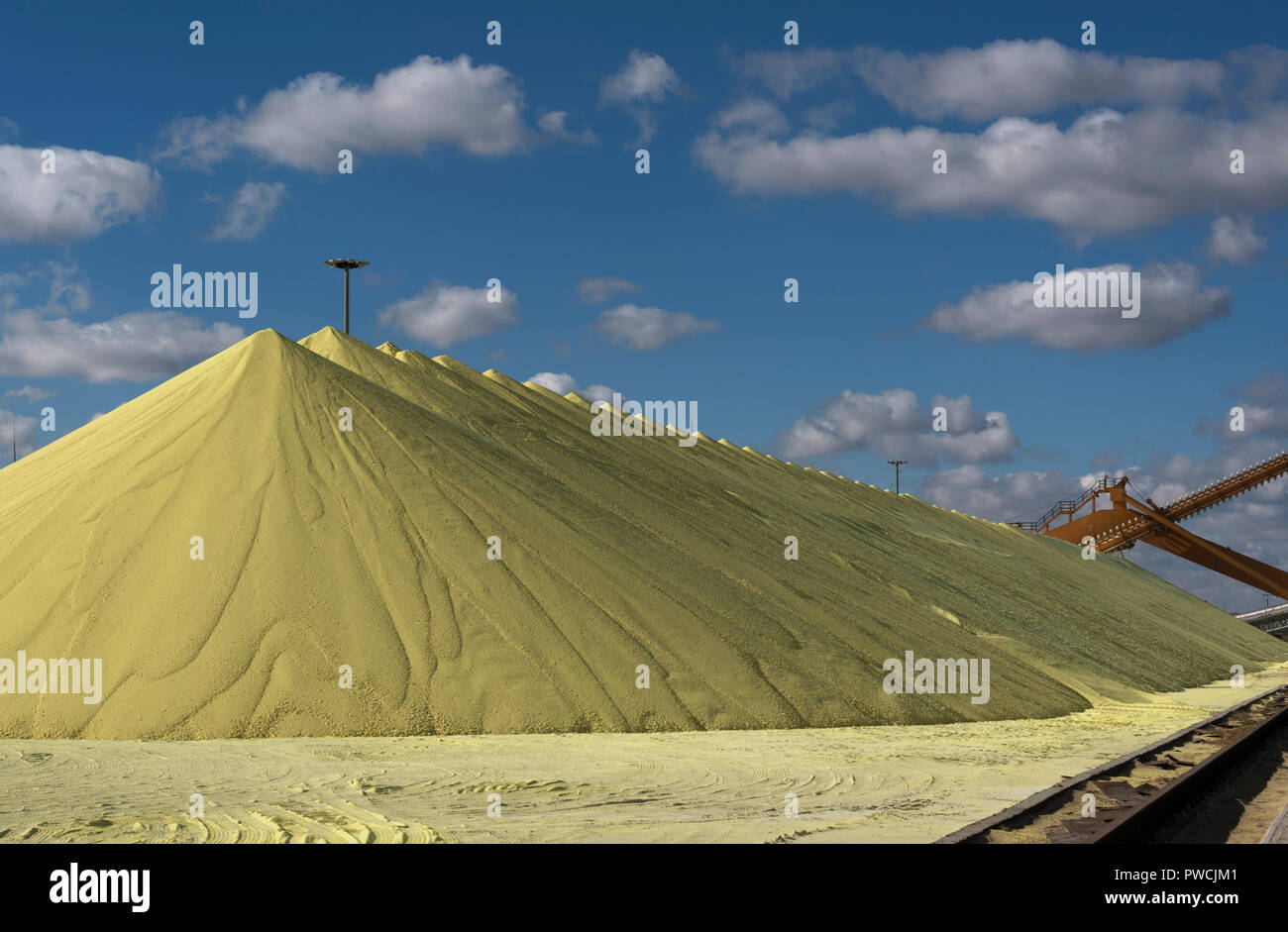 Sulfur piles hi-res stock photography and images - Alamy