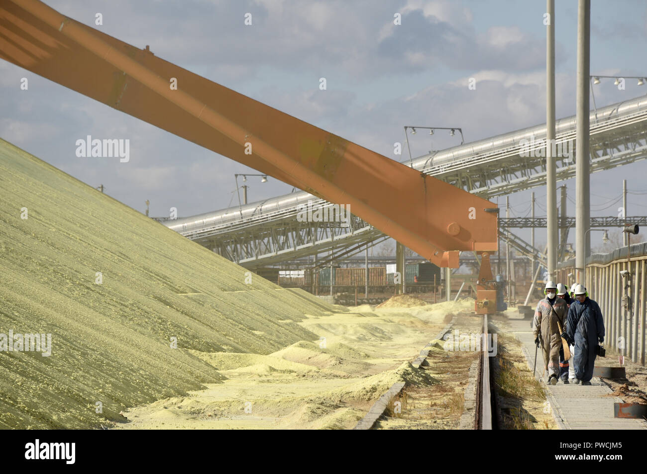 Sulfur piles hi-res stock photography and images - Alamy