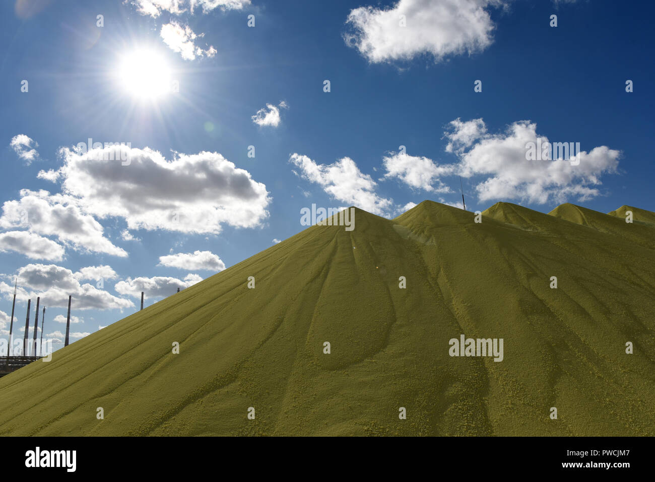 Sulfur piles hi-res stock photography and images - Alamy