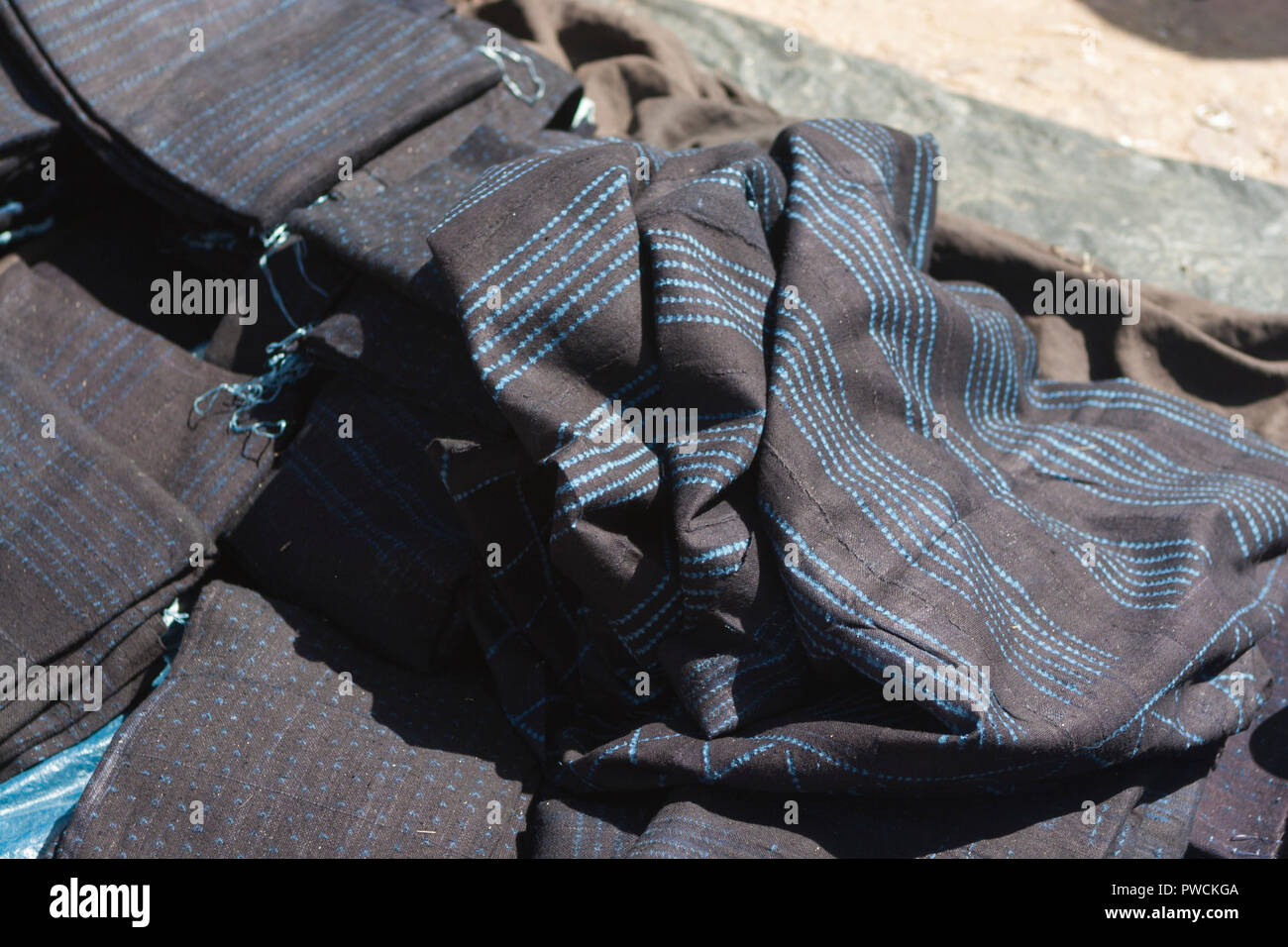 Indigo Mali textiles Stock Photo - Alamy