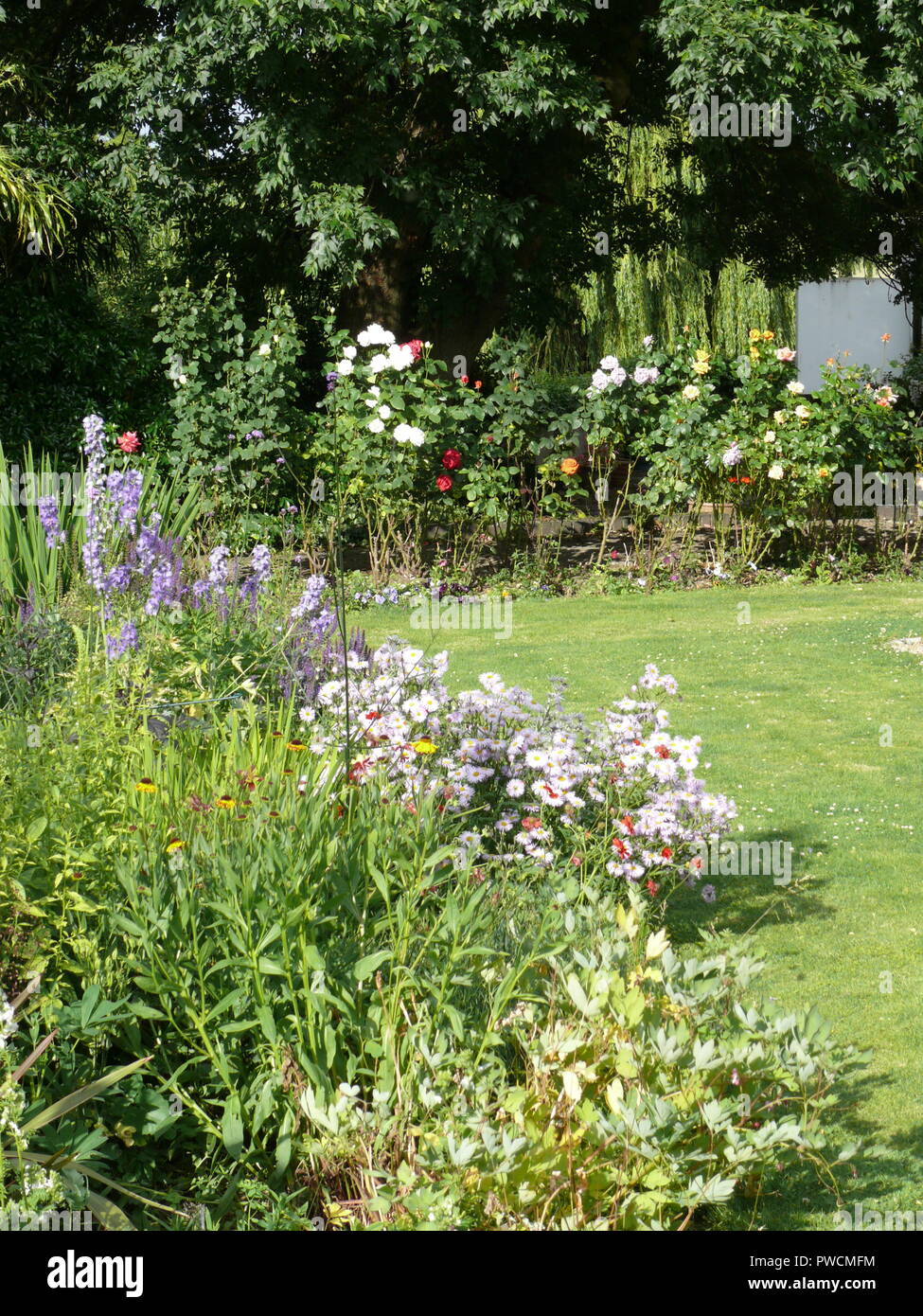 English flower garden hi-res stock photography and images - Alamy