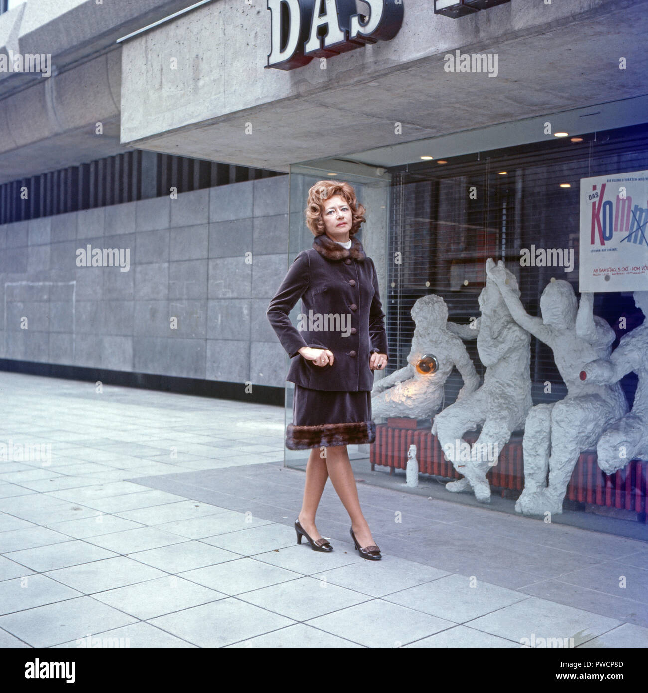 Lore Lorentz, deutsche Kabarettistin, vor dem Kommödchen in Düsseldorf ...