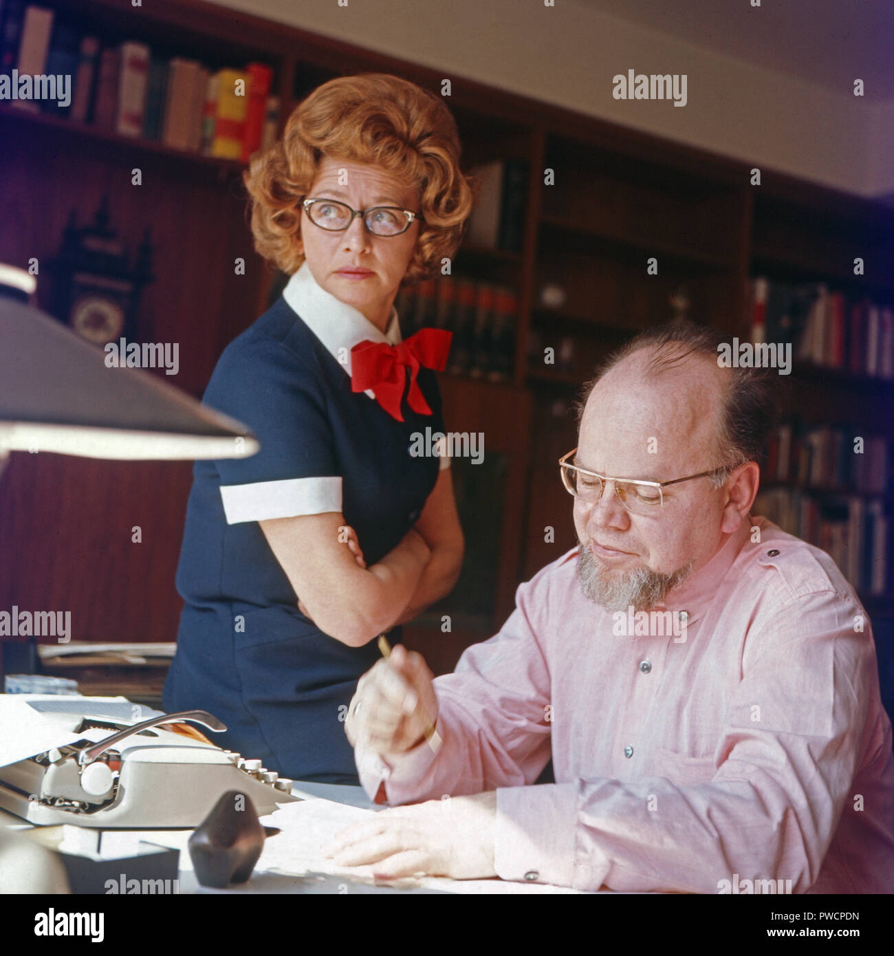 Lore Lorentz, deutsche Kabarettistin, in einer Besprechung mit Ehemann ...