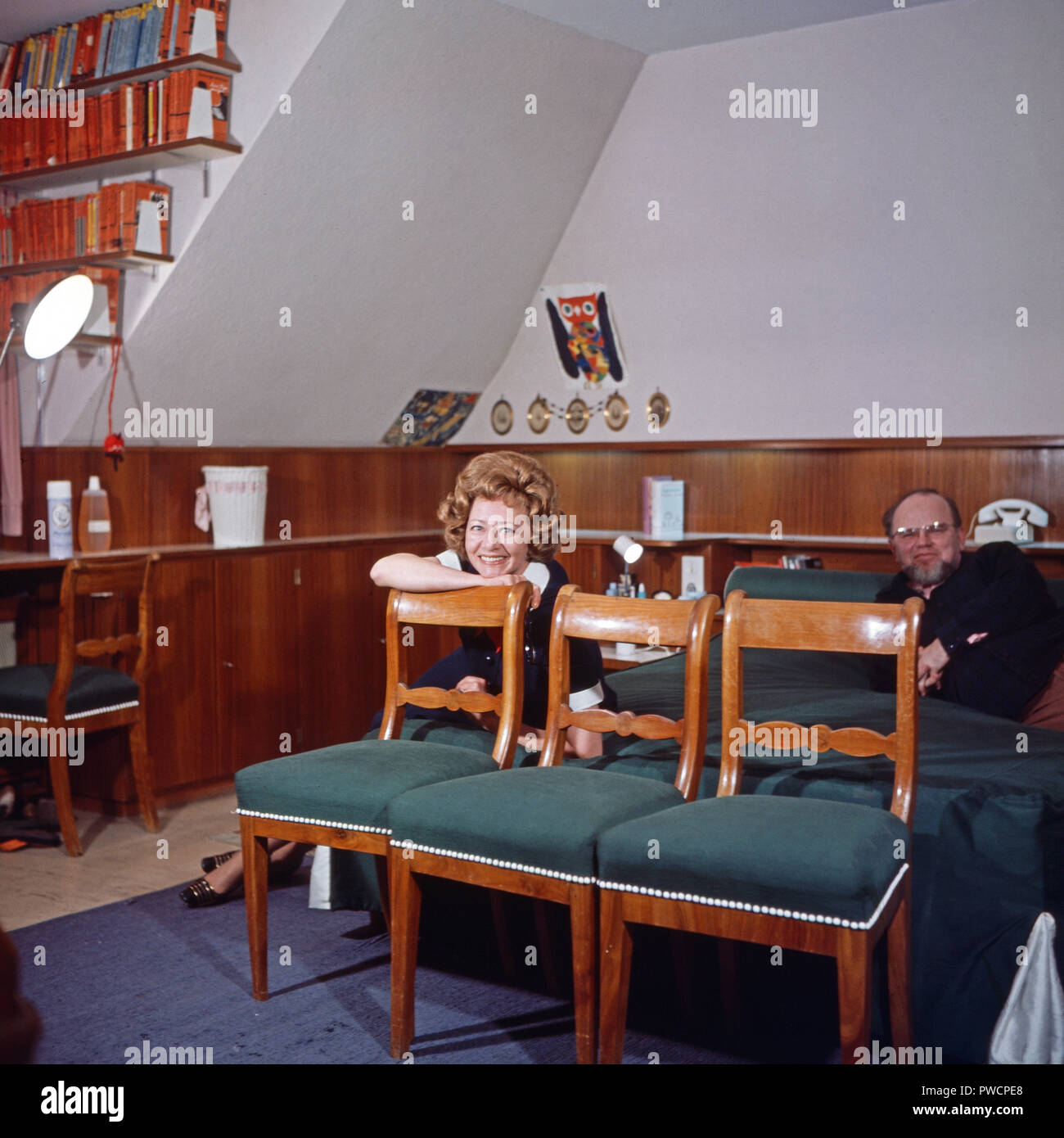 Lore Lorentz, deutsche Kabarettistin, mit Ehemann Kay in Düsseldorf ...