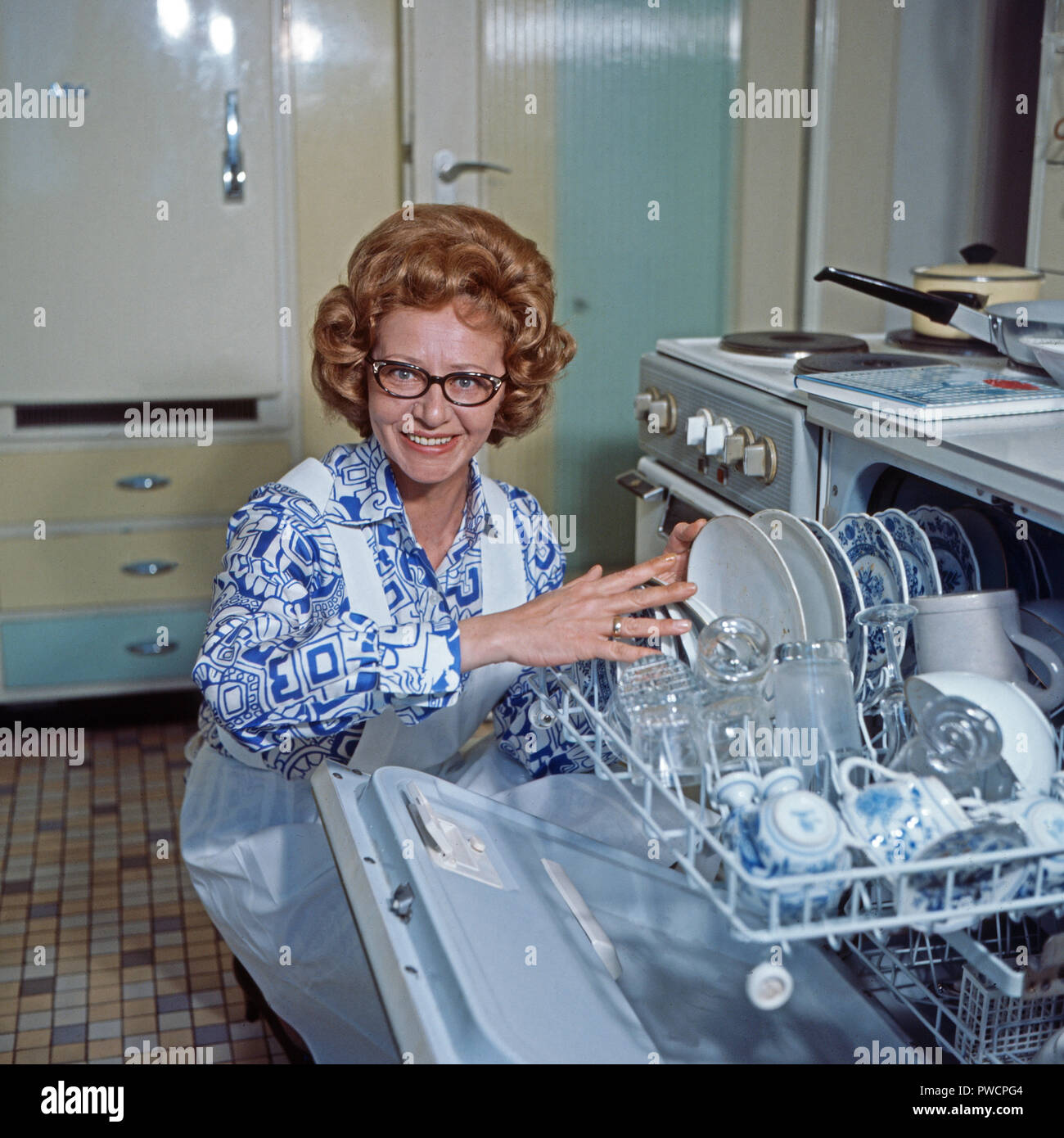 Kitchen 1960s dishwasher hi-res stock photography and images Kitchen 1960s dishwasher hi-res stock photography and images