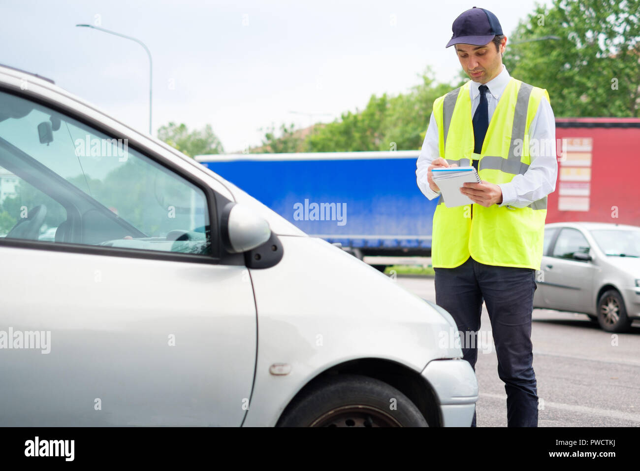 Police Officer Writing Ticket Traffic Stock Photos & Police Officer ...