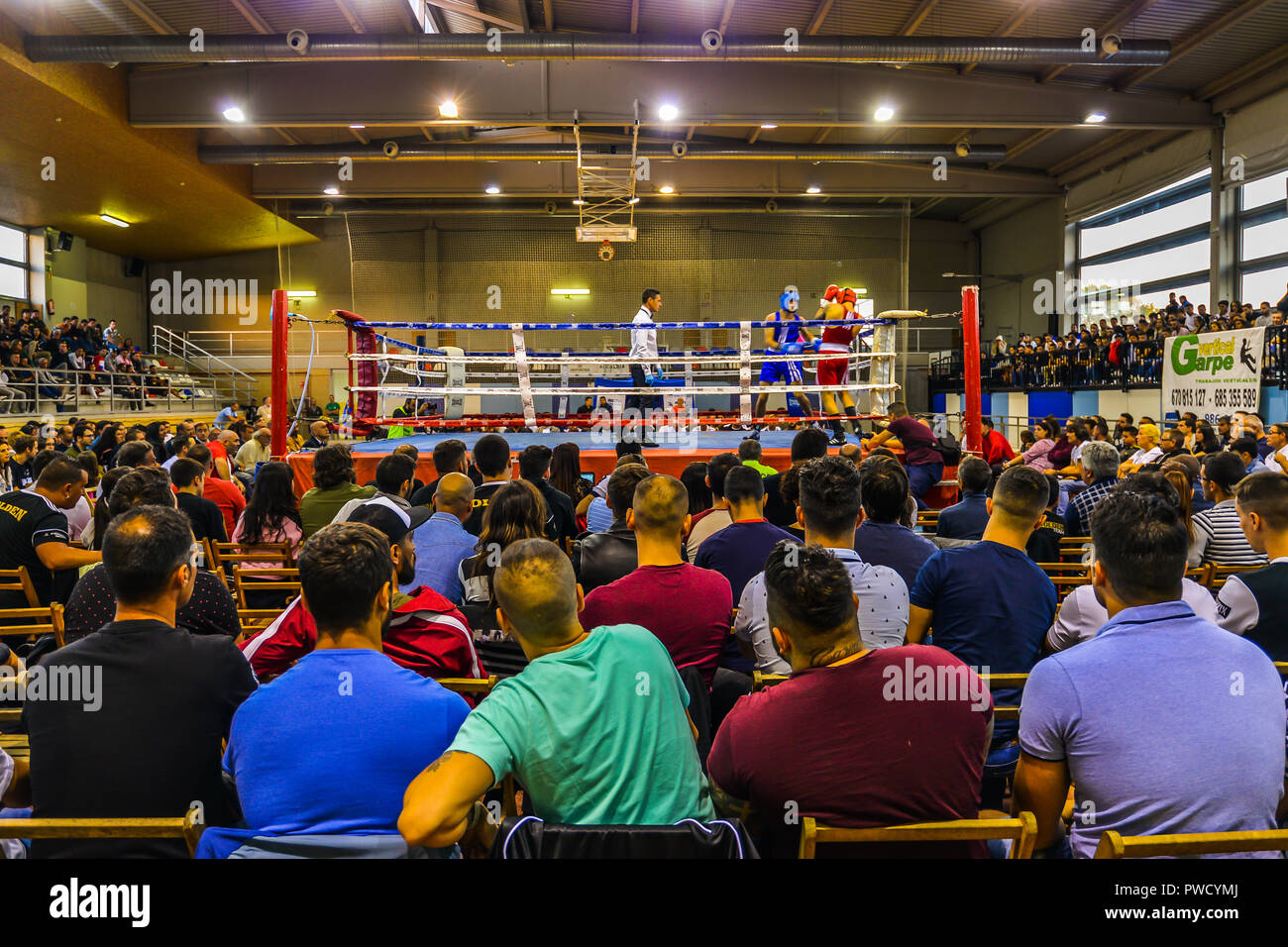 Boxing crowd hi-res stock photography and images - Alamy