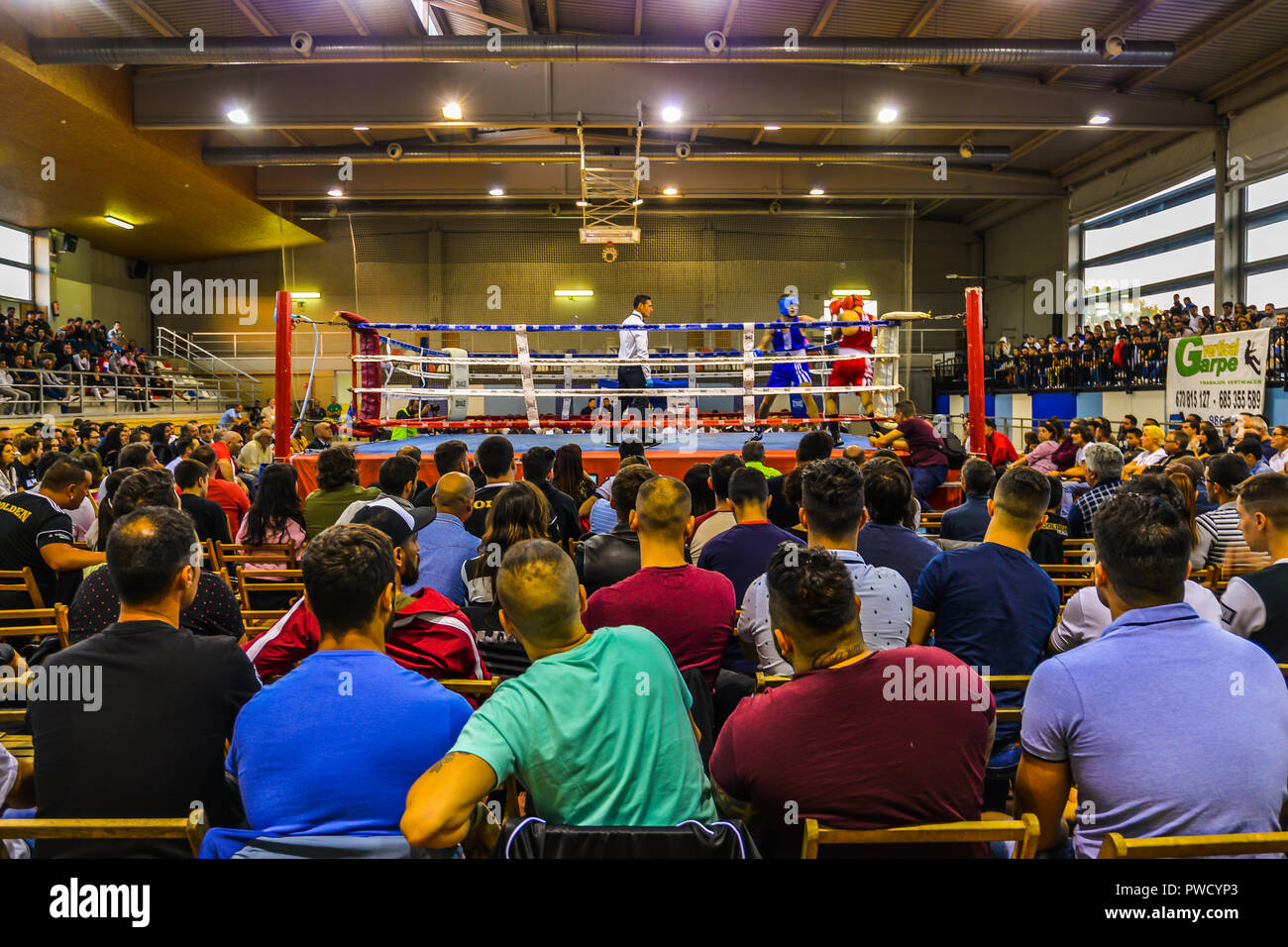 Boxing ring boxing glove action crowd hi-res stock photography and ...