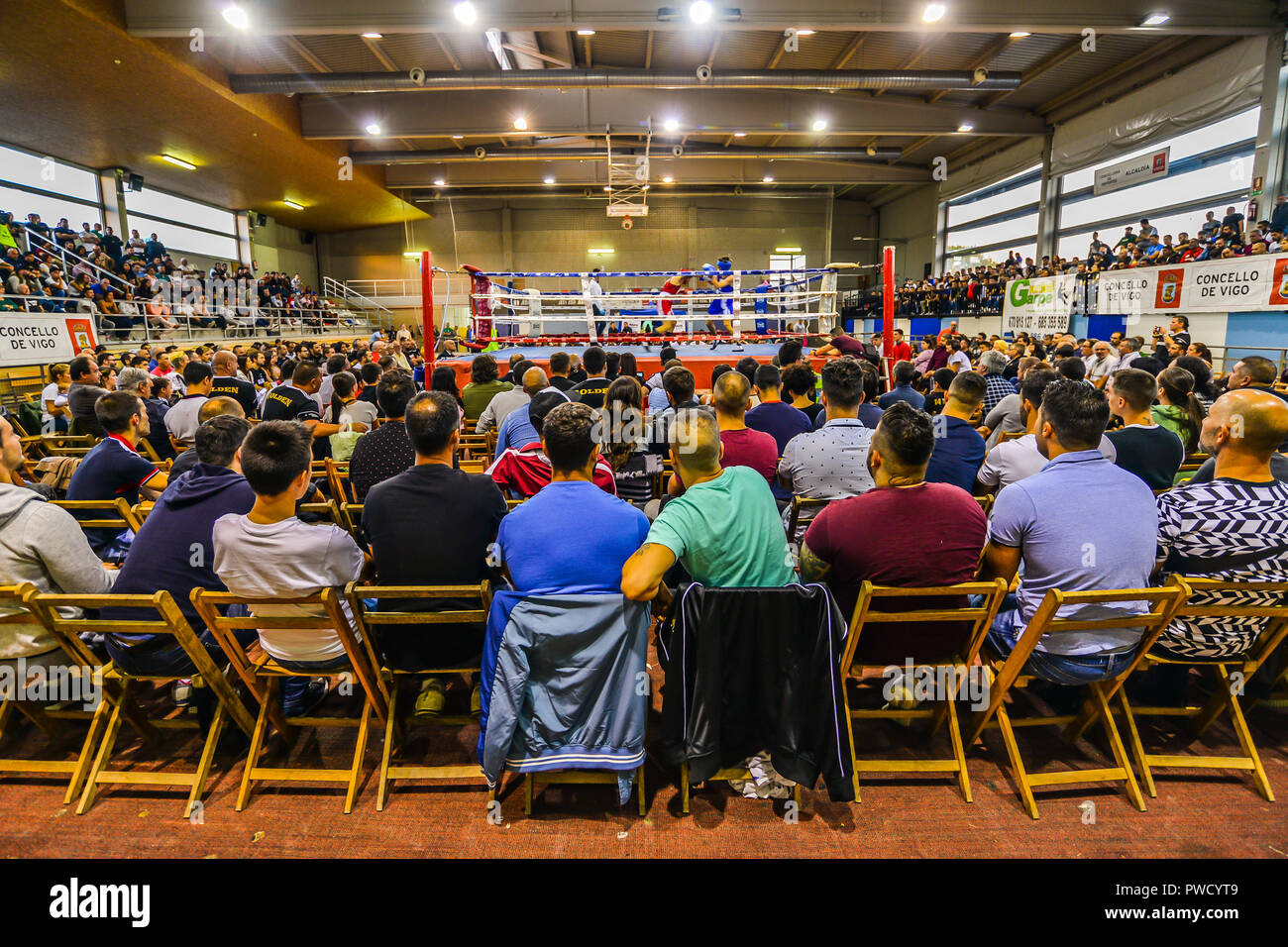 Boxing ring boxing glove action crowd hi-res stock photography and ...
