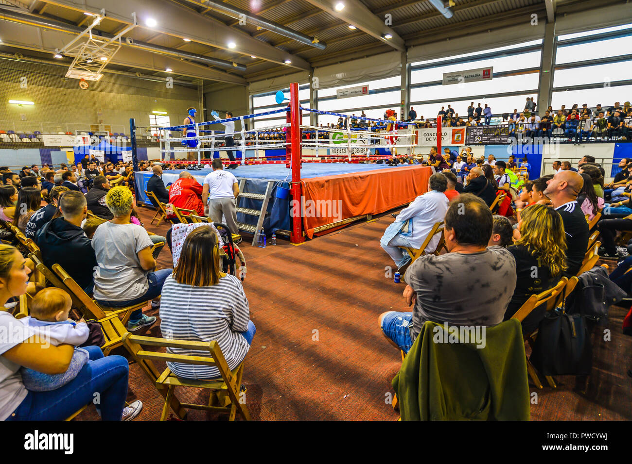 Boxing ring boxing glove action crowd hi-res stock photography and ...