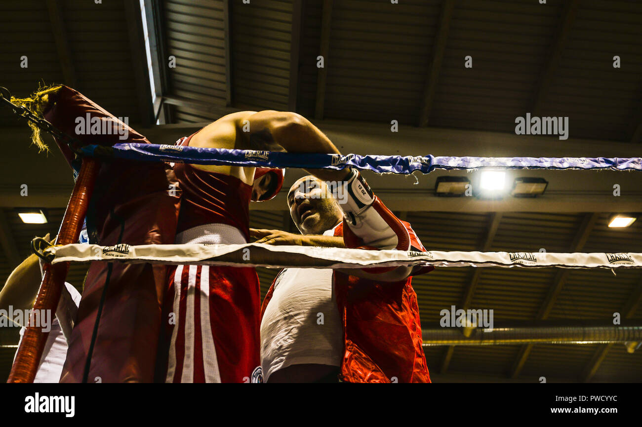 Boxing ring boxing glove action crowd hi-res stock photography and ...