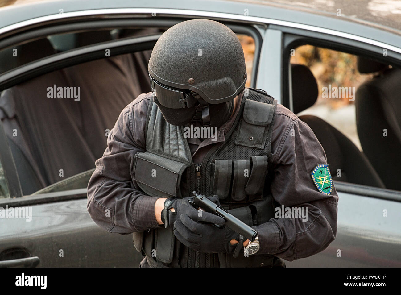 Police armed response unit in hi-res stock photography and images - Alamy