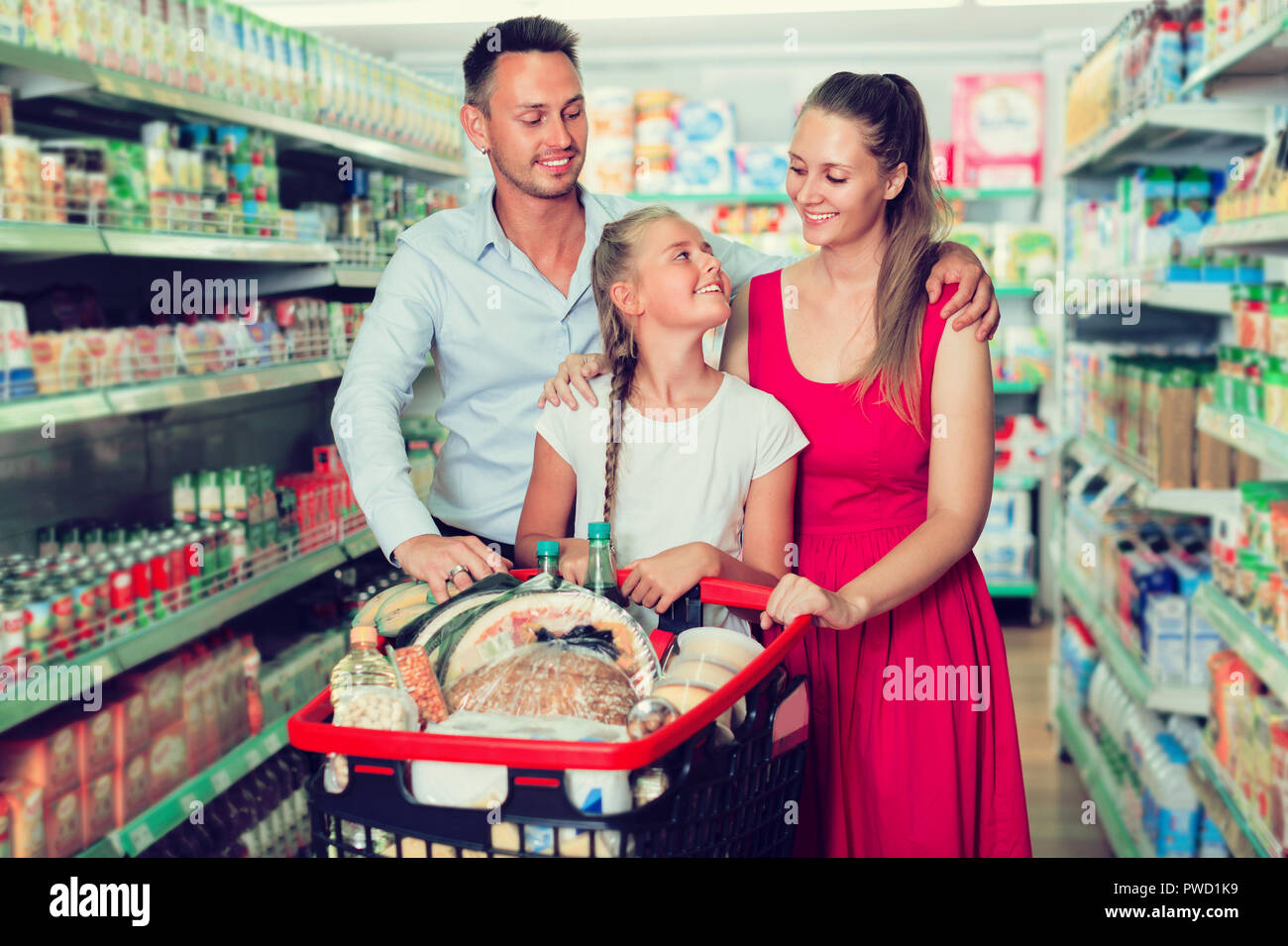 Happy family standing trolley hi-res stock photography and images - Alamy