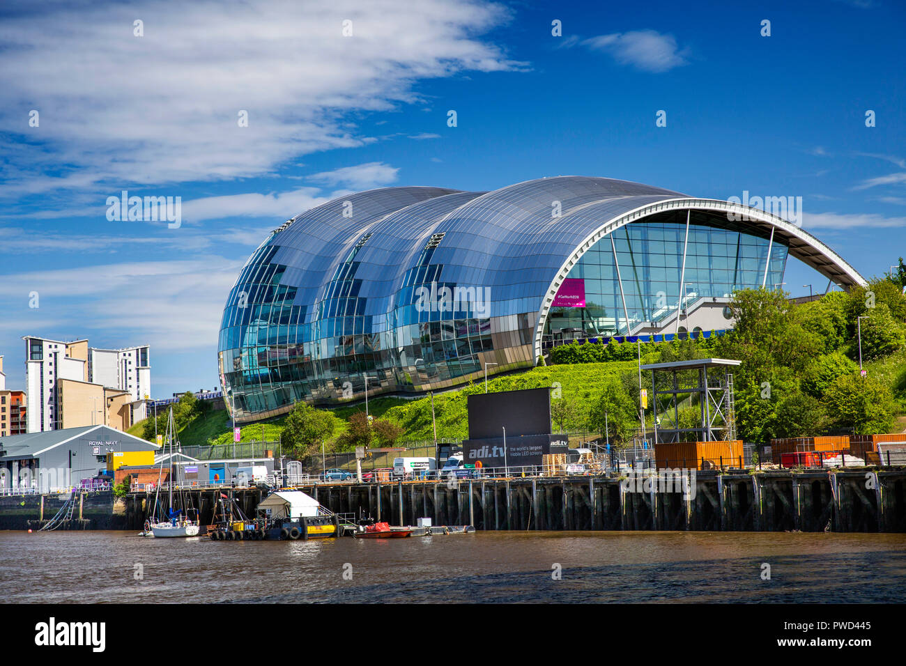 UK, England, Tyneside, Gateshead, Sage building beside River Tyne Stock ...