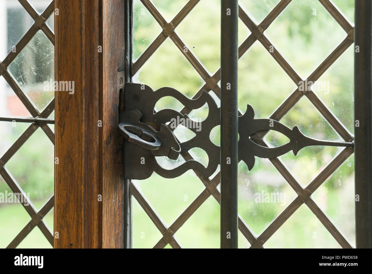 Tudor window detail hi-res stock photography and images - Alamy